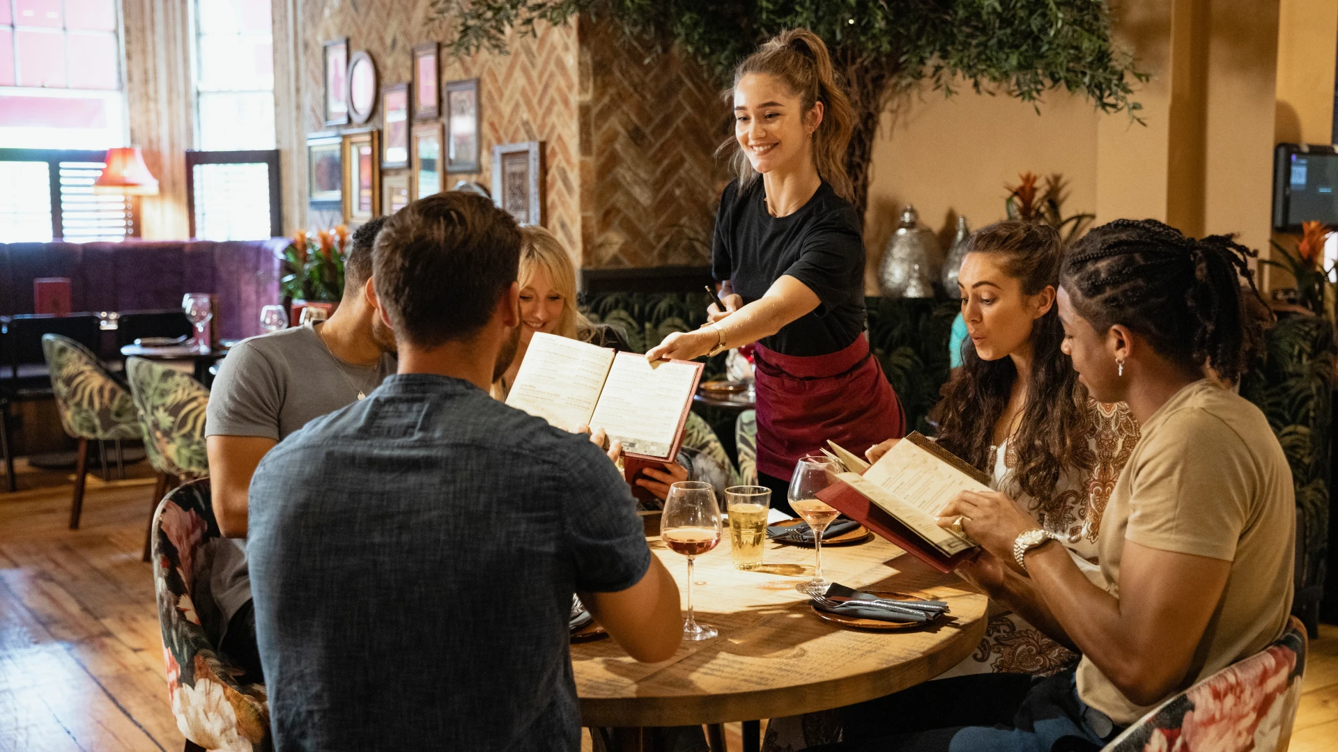 How to Be a Good Server in a Restaurant: 3 Advanced Approaches
